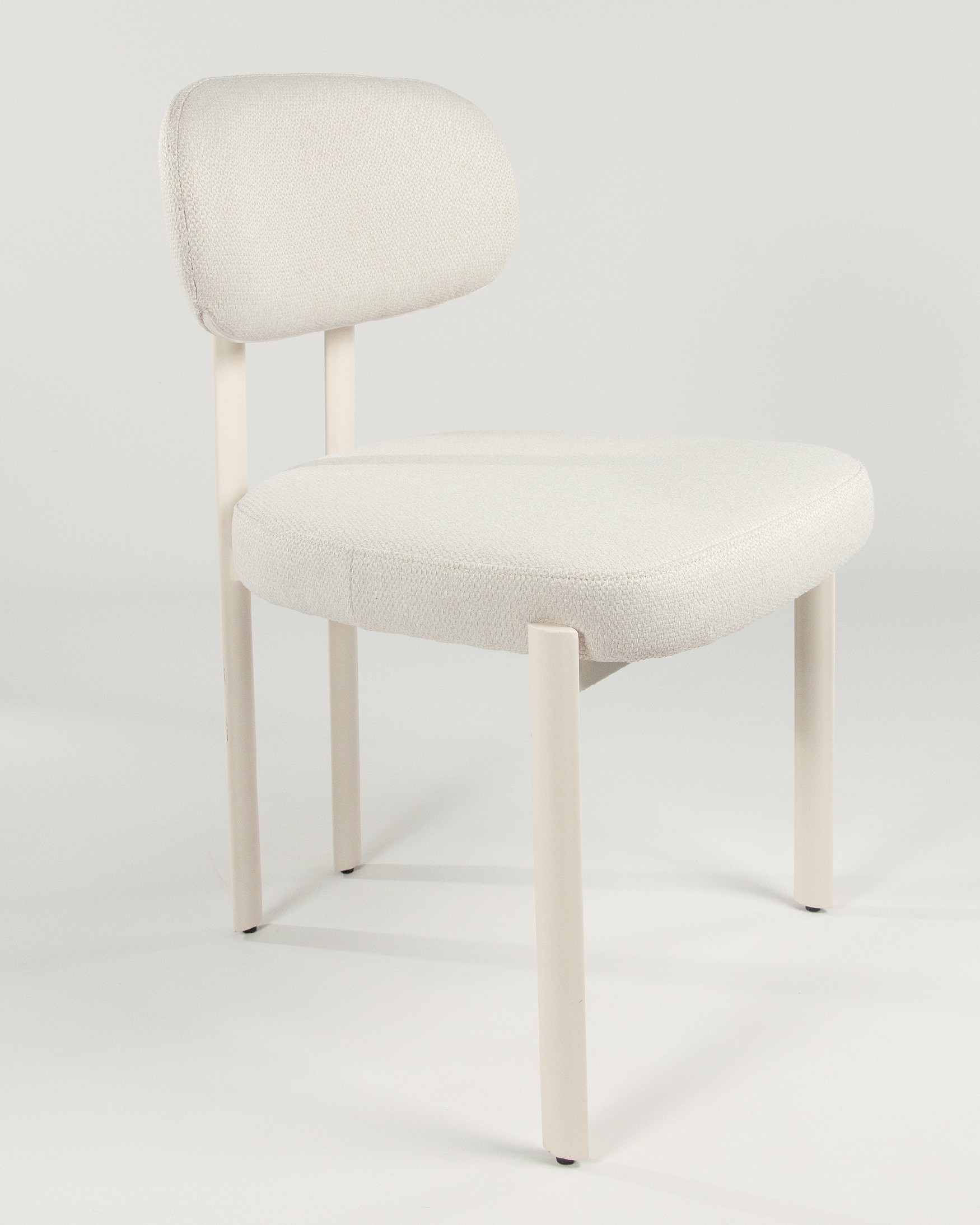 Set of 2 Pretoria chairs with pearl upholstery and ivory metal legs